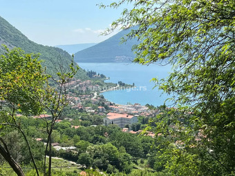 Veliki plac sa prekrasnim pogledom na Kotorski zaliv