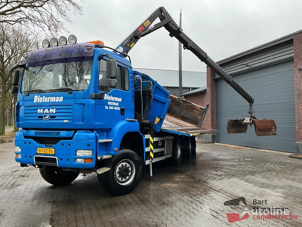 MAN TGA 26.400 6x6 WVT Euro 4 met 2 zijden kipper en HMF 1643Z2 kraa kiper