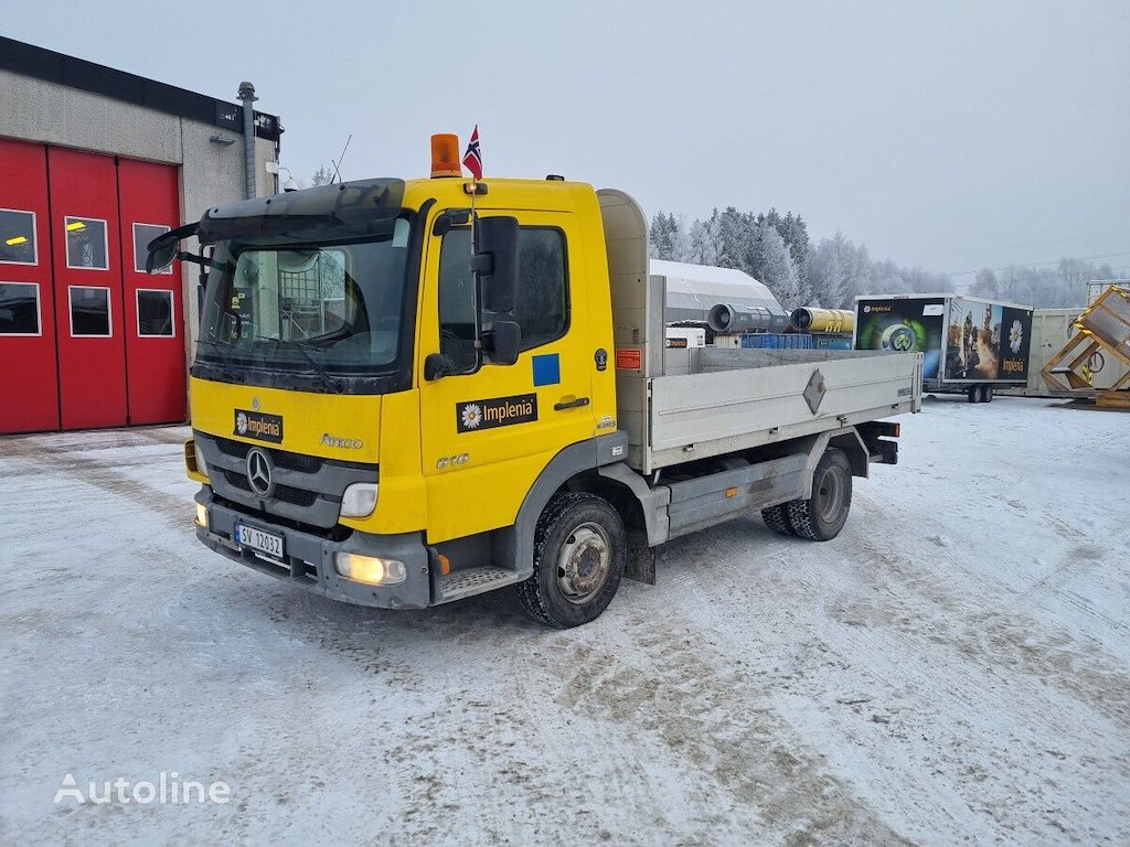 Prodaje se Mercedes-Benz Atego 818 kamion s ravnom platformom na aukciji