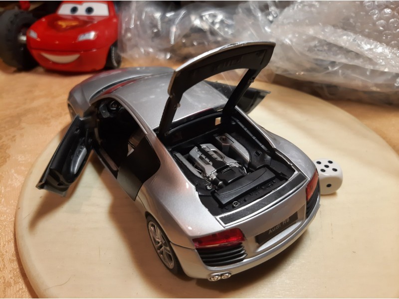 VELIKI WELLY AUDI R8 SCALE 1/24 METAL