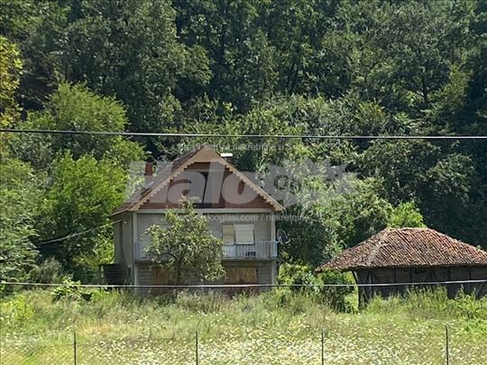 Prodajem kuću u selu