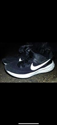 Patike Nike broj 30 dužina gazišta 18,5 cm