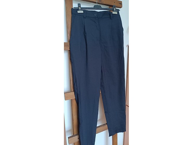 Poslovno elegantne teget pantalone vel.38