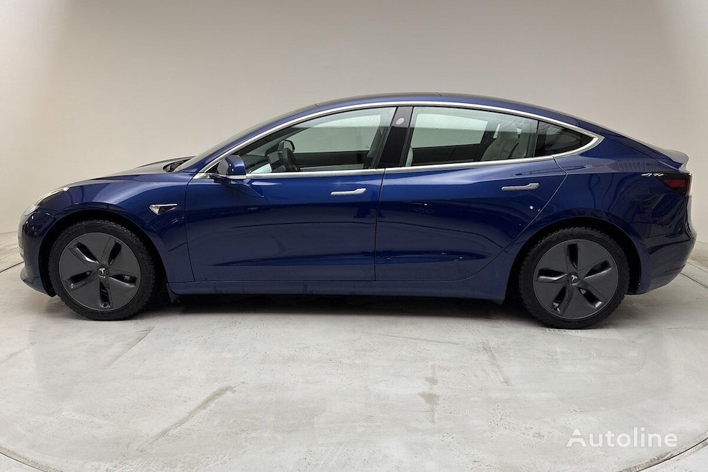 Prodaje se Tesla Model 3 sedan na aukciji