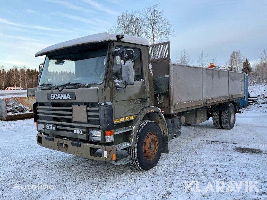 Prodaje se Scania 93M 250 kamion s ravnom platformom na aukciji