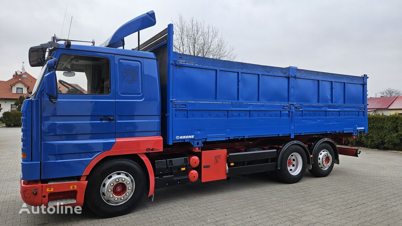 Scania 113 M kamion s ravnom platformom