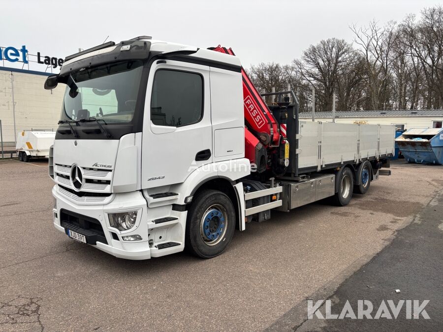 Prodaje se Mercedes-Benz Actros kamion s ravnom platformom na aukciji