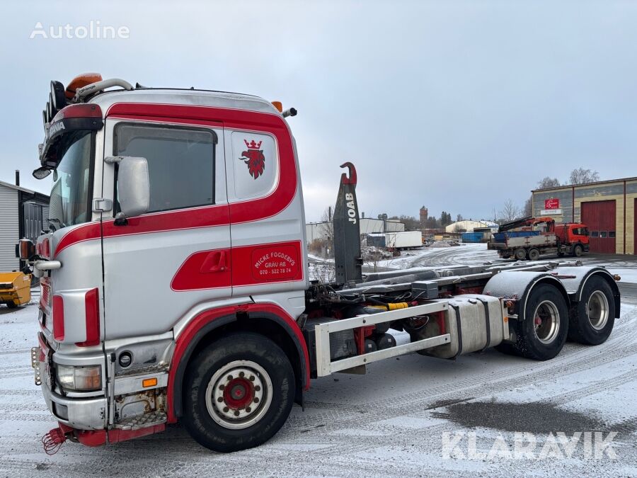 Prodaje se Scania R164 6X2 rol kiper sa kukom na aukciji