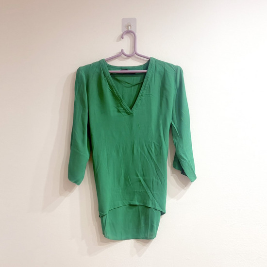 245. Zara zelena bluza sa V izrezom