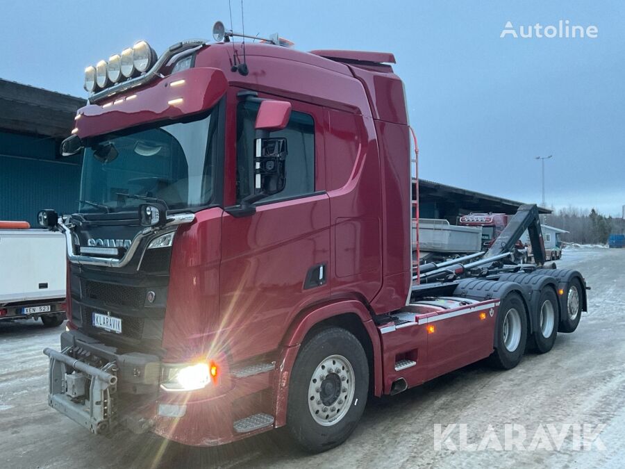 Prodaje se Scania R580 rol kiper sa kukom na aukciji