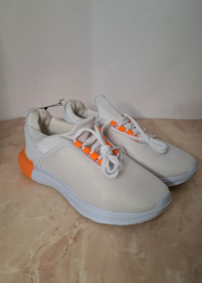 Nove svetlucave patike