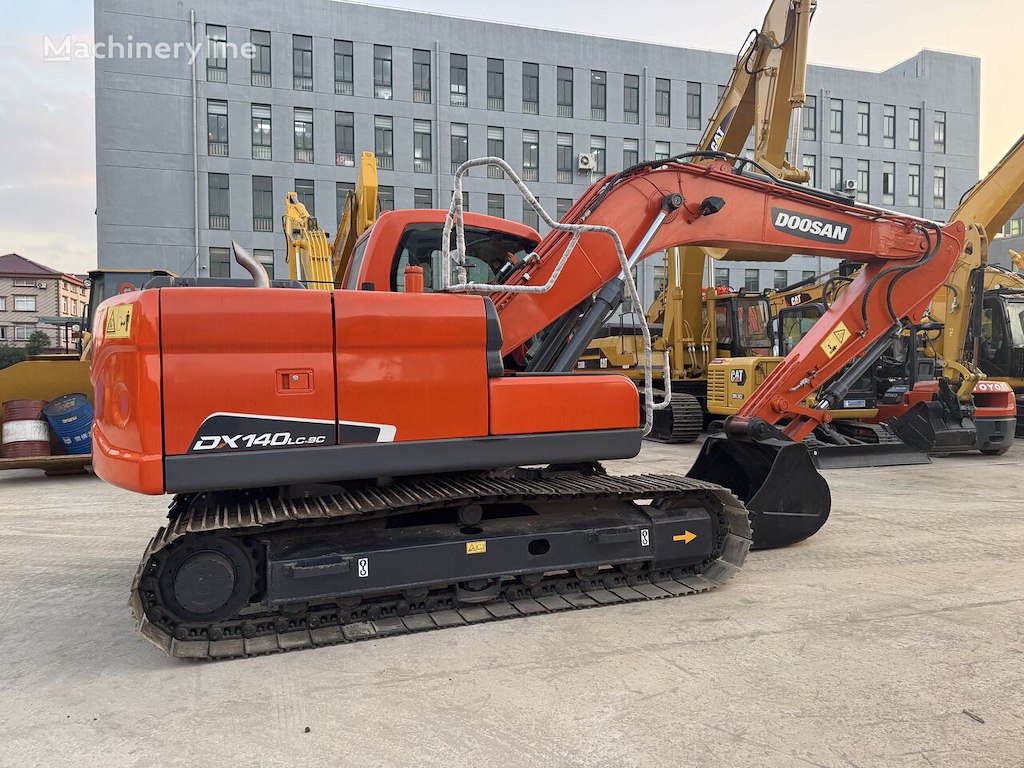 Doosan DX140 bager guseničar