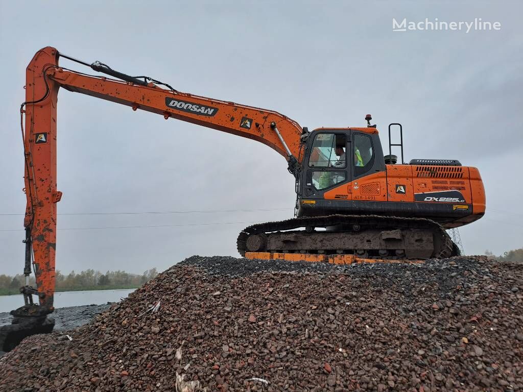 Doosan DX225LC-5 LR (Long-Reach15.5m) bager sa dugom strelom