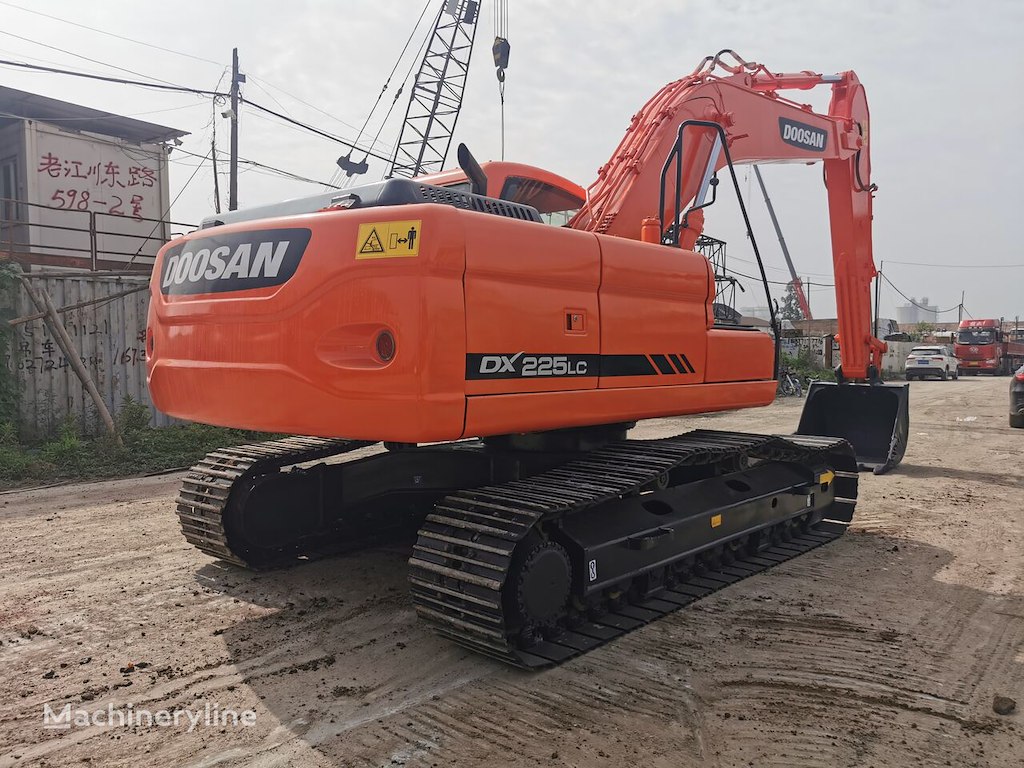 Doosan DX225 bager guseničar