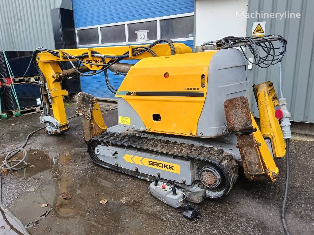 Brokk 330 remote demolition robot sloop kraan excavator bager guseničar