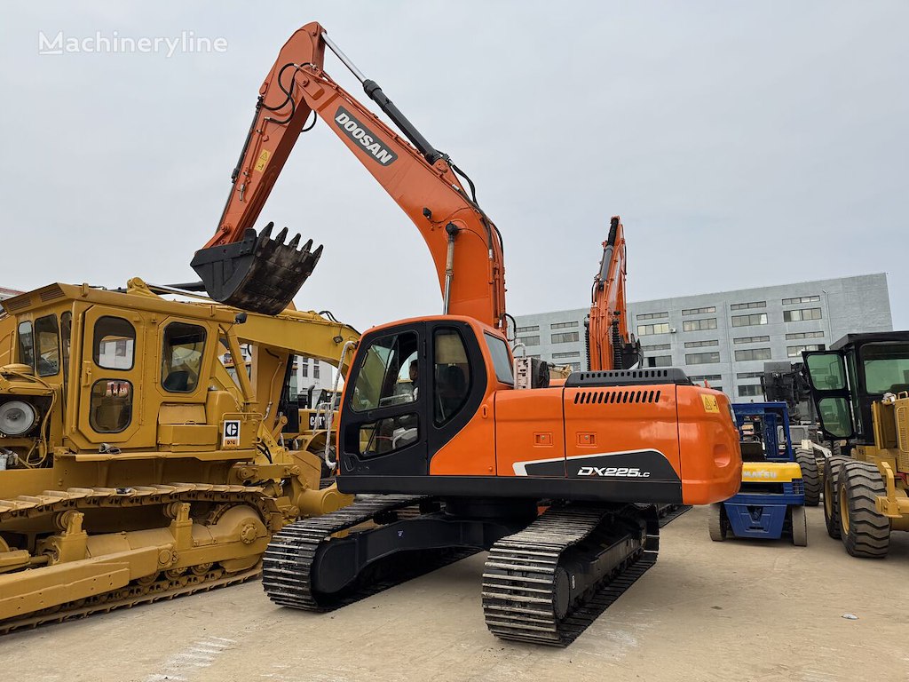 Doosan DX225LC bager guseničar