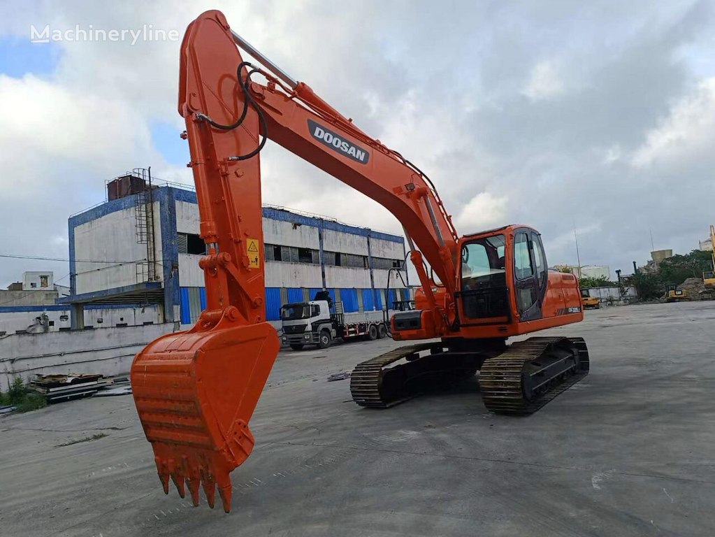 Doosan DX225 bager guseničar