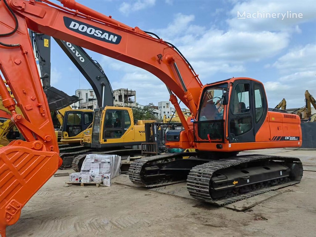 Doosan DX225 bager guseničar