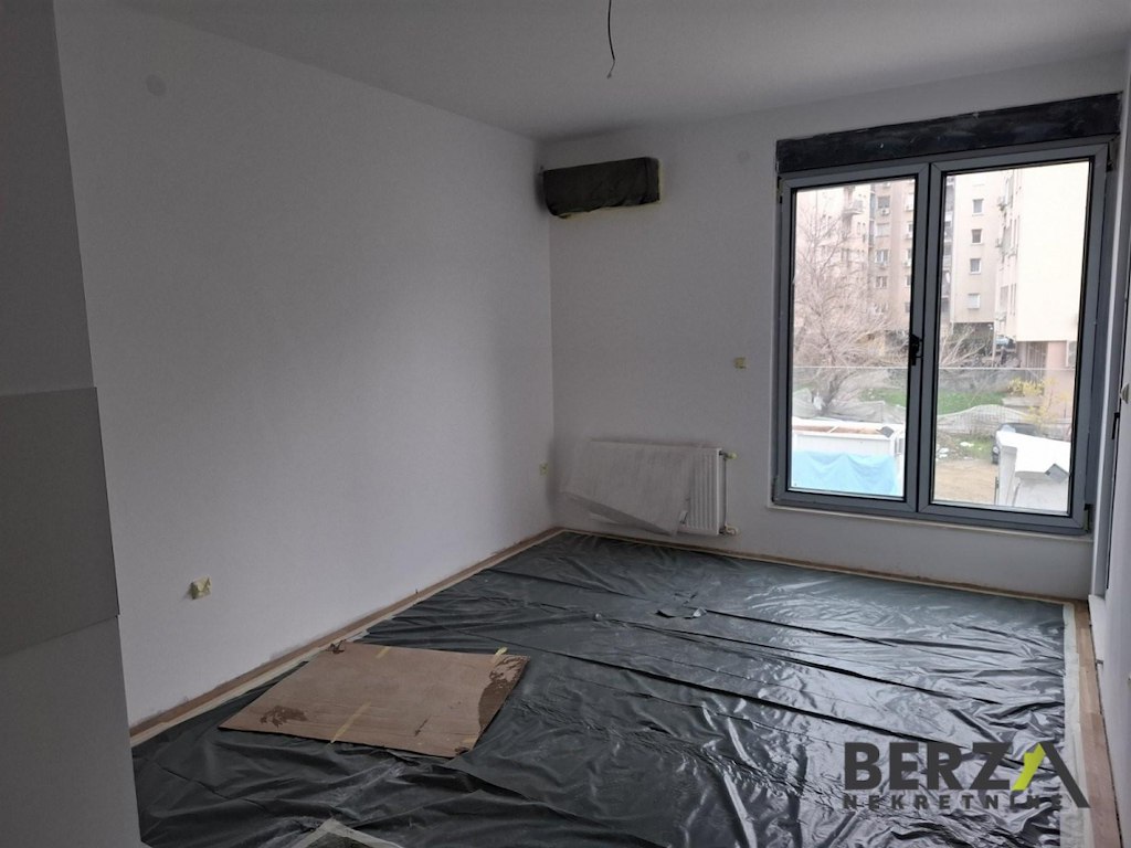 DVOSOBAN STAN NA BULEVARU - POSLOVNI PROSTOR 42M2