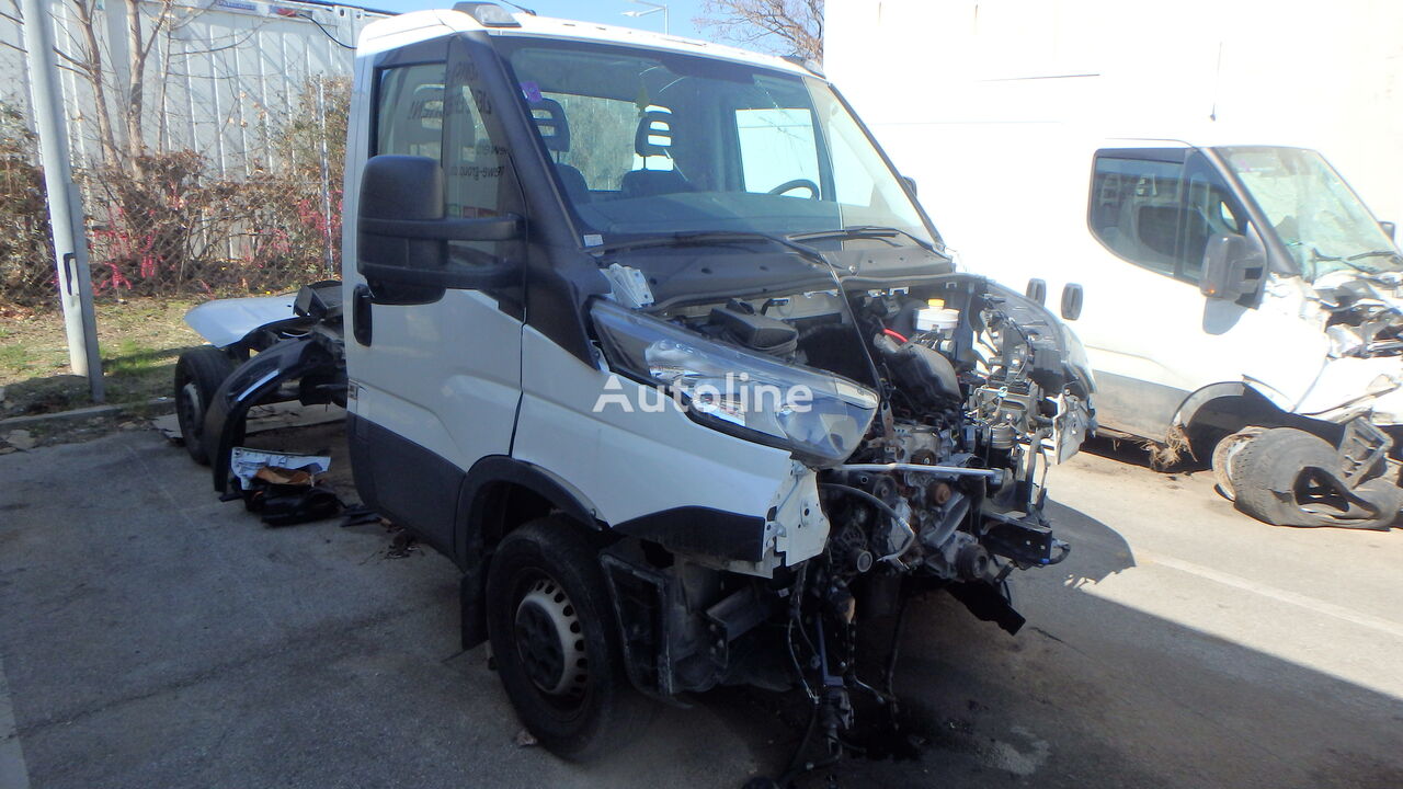 IVECO Daily 35C14 kamion šasija < 3.5t nakon udesa