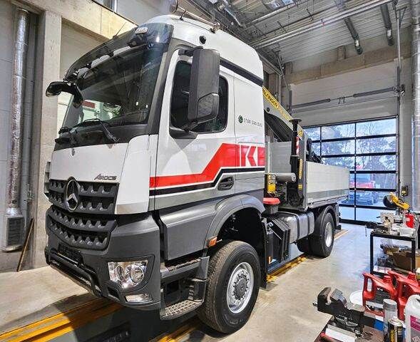 Mercedes-Benz 4x4 AROCS 1824 PALFINGER PK 20001 CRANE KRAN kamion s ravnom platformom