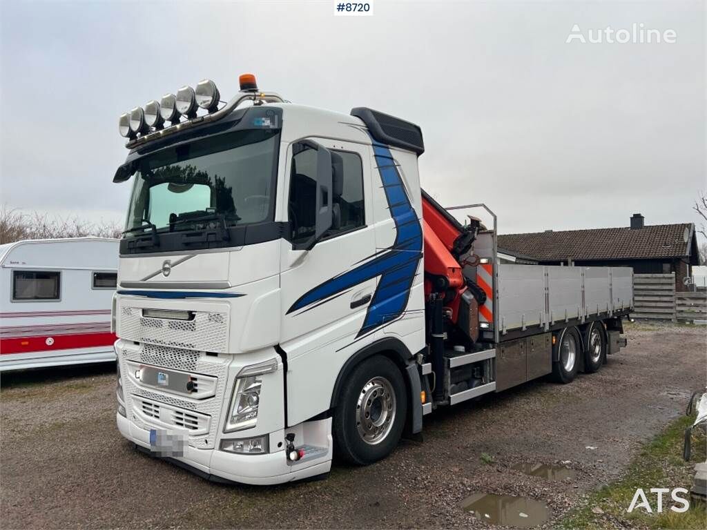 Volvo FH kamion s ravnom platformom