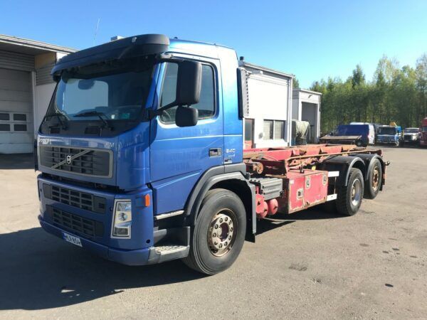 Volvo FM9 kamion sa kukom za podizanje tereta