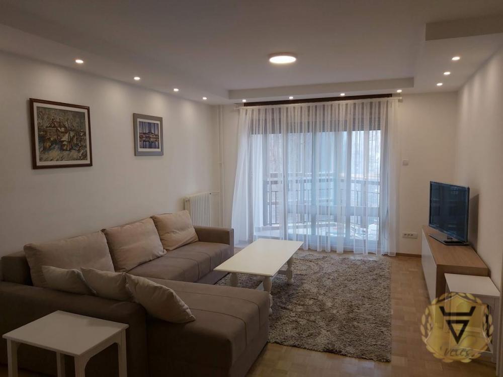 Trosoban stan za izdavanje, 85m2, 1.250€