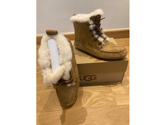 Ženske zimske čizmice - UGG Chickaree