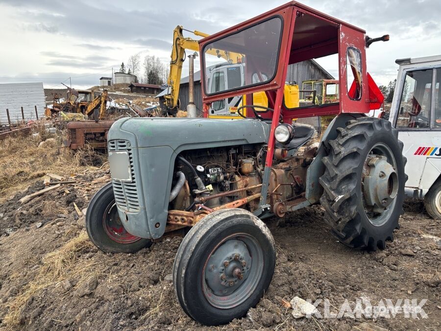 Prodaje se Ferguson FE35 traktor točkaš na aukciji