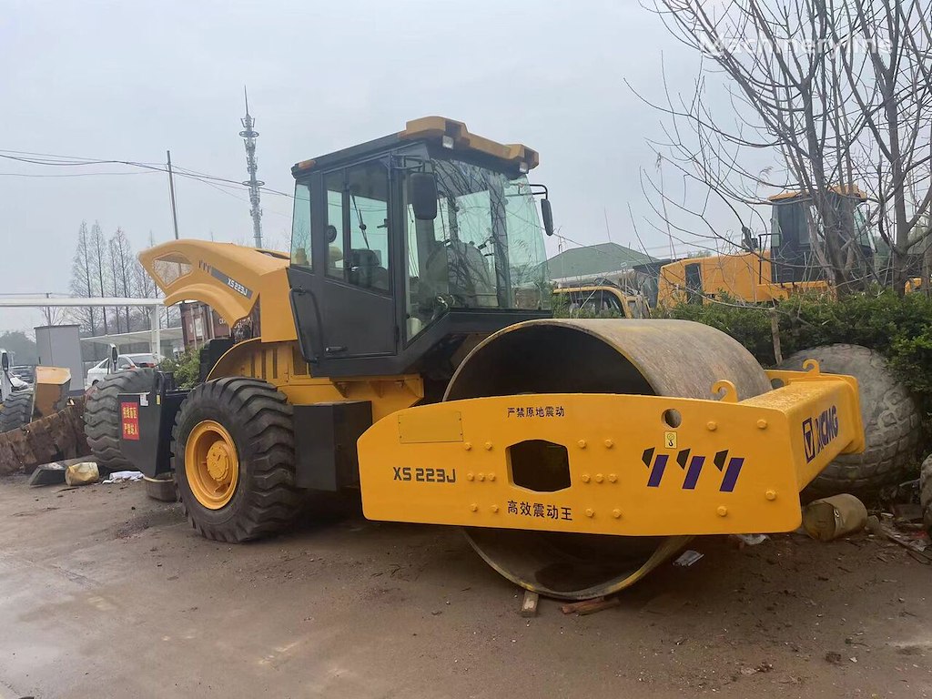XCMG XS223J kompaktor s jednim valjkom