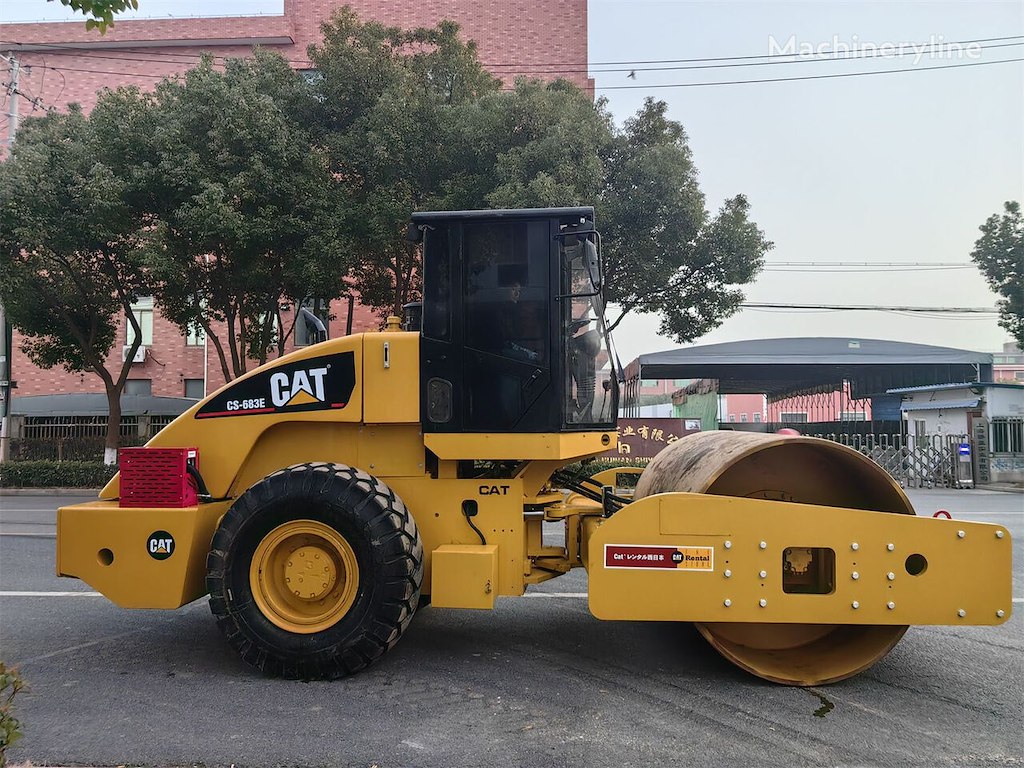 Caterpillar CS683 kompaktor s jednim valjkom