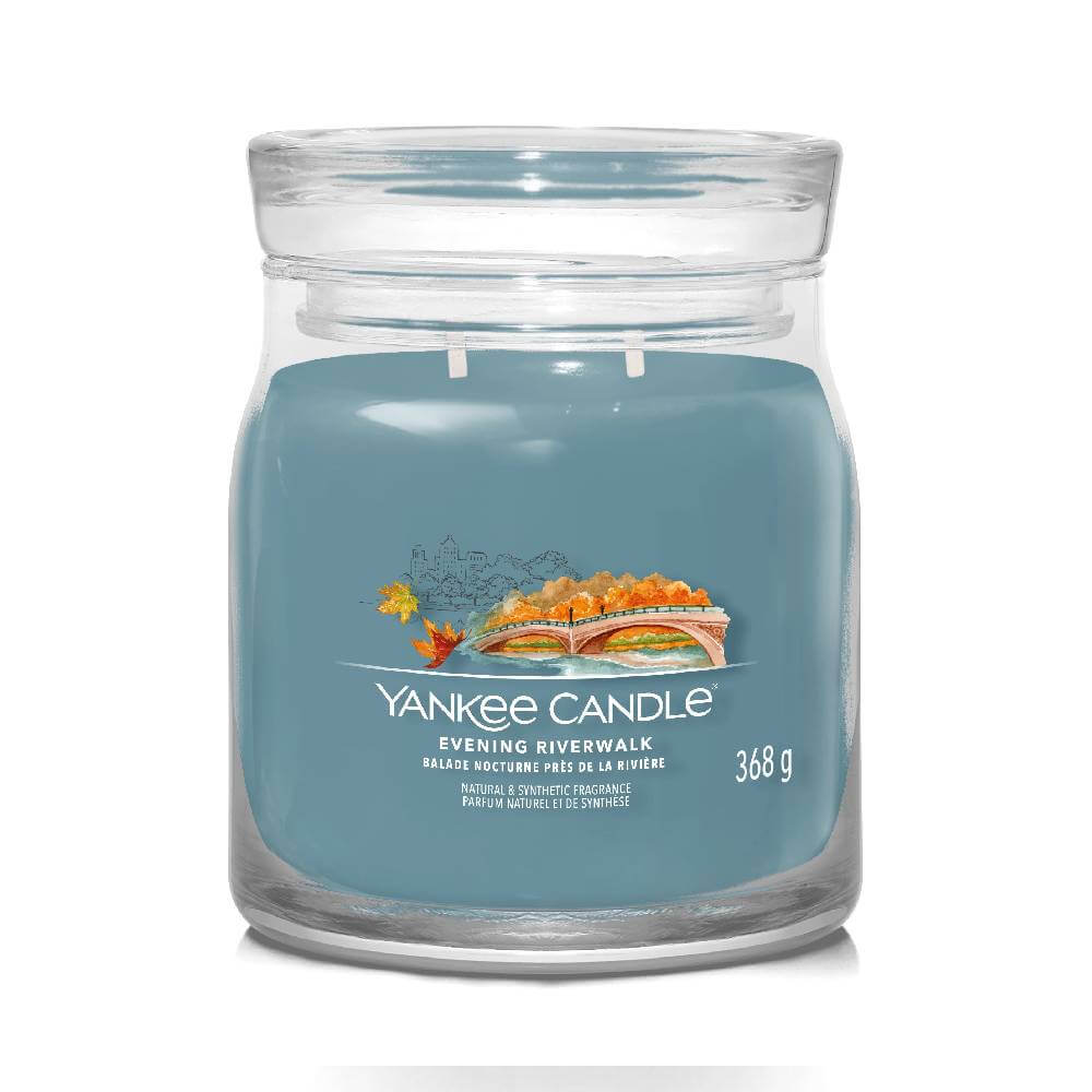 EVENING RIVERWALK MEDIUM SIGNATURE MIRISNA SVEĆA YANKEE CANDLE