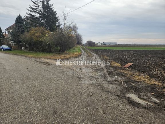 Ugao Panonske i Živana Manojlovića Žutog, građevisko zemljište