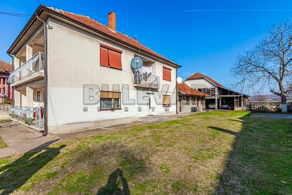 Odlično seosko domaćinstvo, kuća 220m2, 2 pomoć. objekta 300 + 100m2, plac