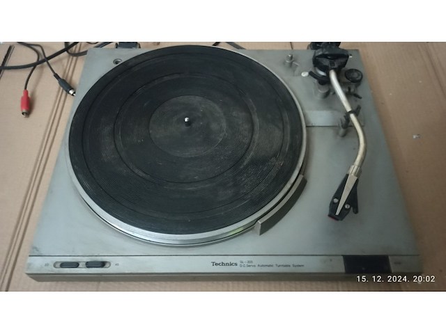 The Technics SL-303 gramofon