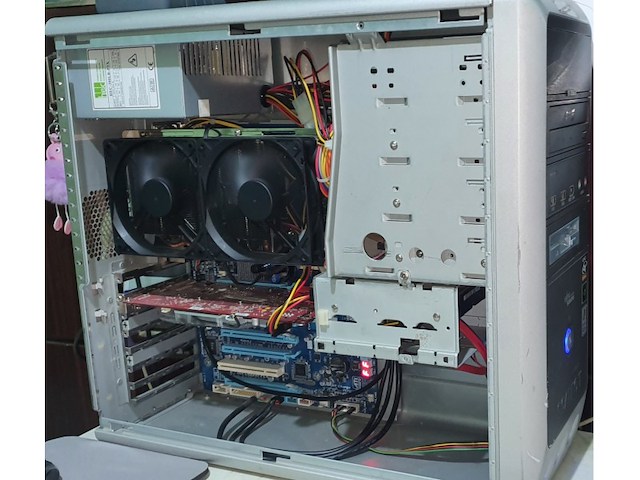 racunar Amd Phenom II X6 (6 jezgara)