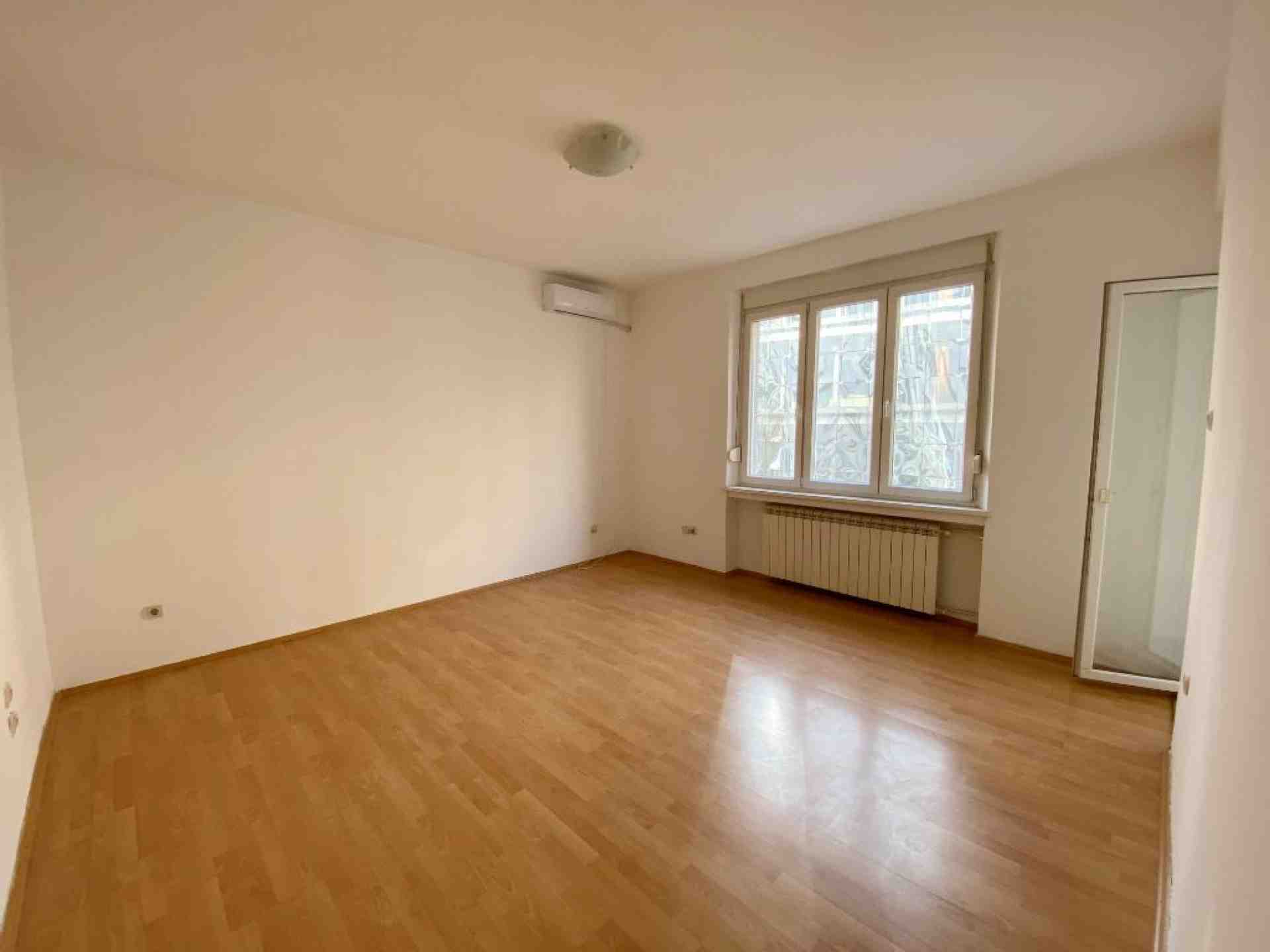 Trg Republike, 2.0 prazan,useljiv ID#8536 650 €