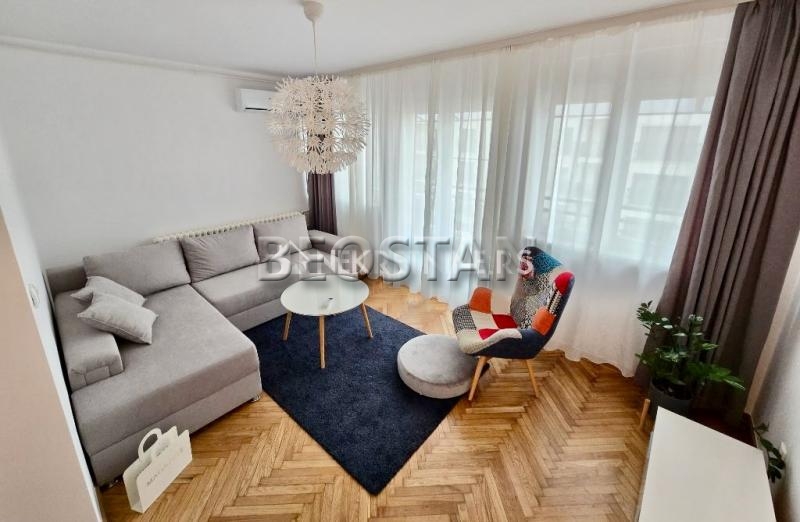 Zemun - Karadjordjev trg #60418 700 €