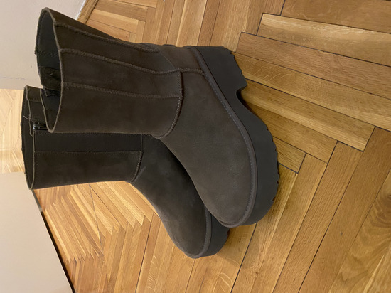 UGGs nove