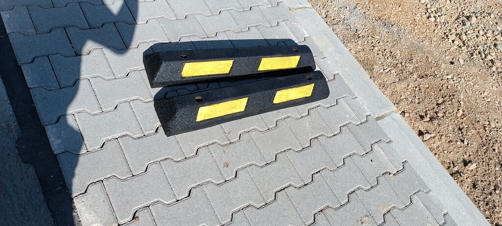 Parking stoper dužine 85cm Širine 15cm Visine 10 cm Zaštitite svoj