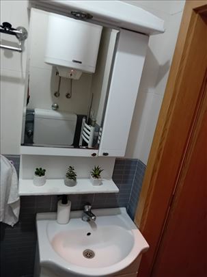 Prodajem ogledalo sa ormarićem i lavabo