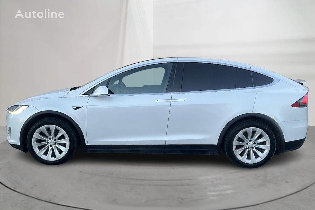 Prodaje se Tesla Model X sedan na aukciji