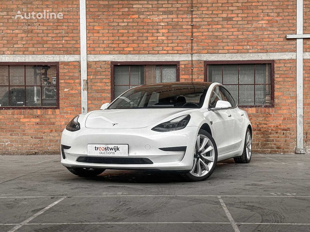 Prodaje se Tesla Model 3 sedan na aukciji