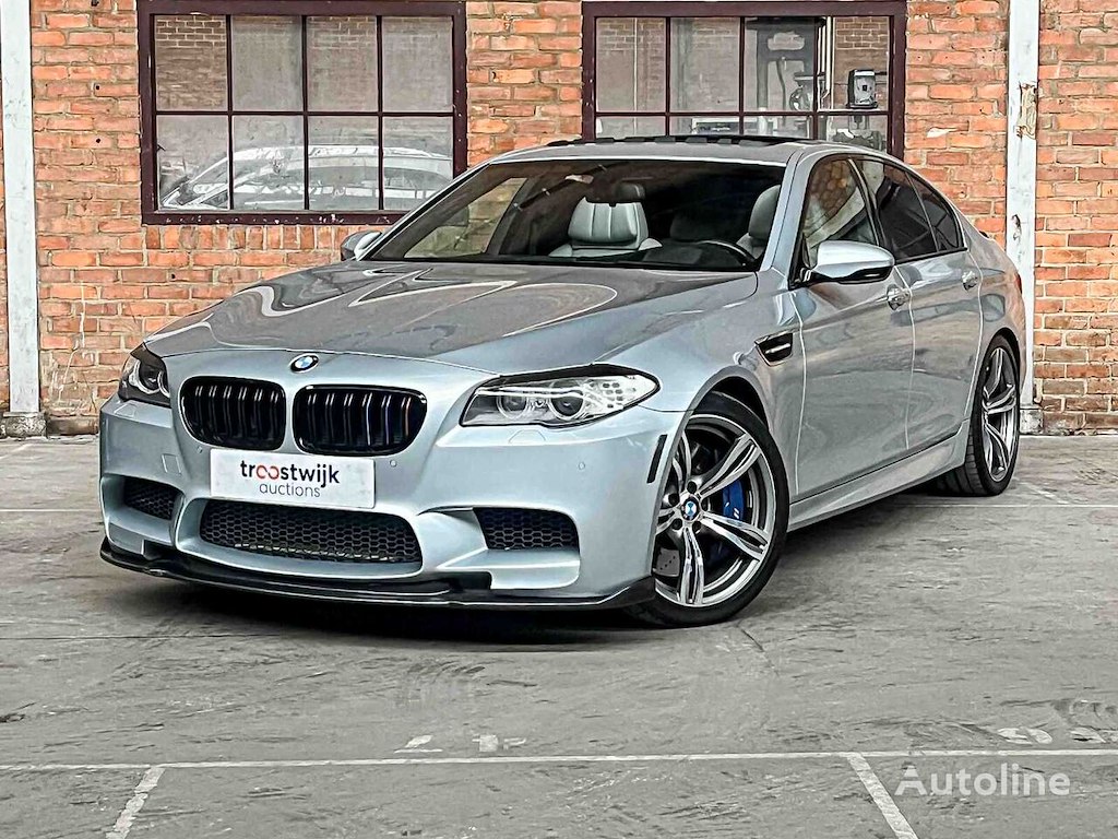 Prodaje se BMW M5 sedan na aukciji