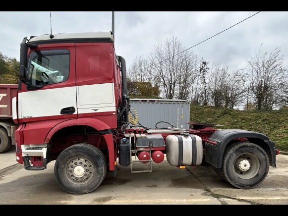 Prodaje se Mercedes-Benz Arocs 2045 AS tegljač na aukciji