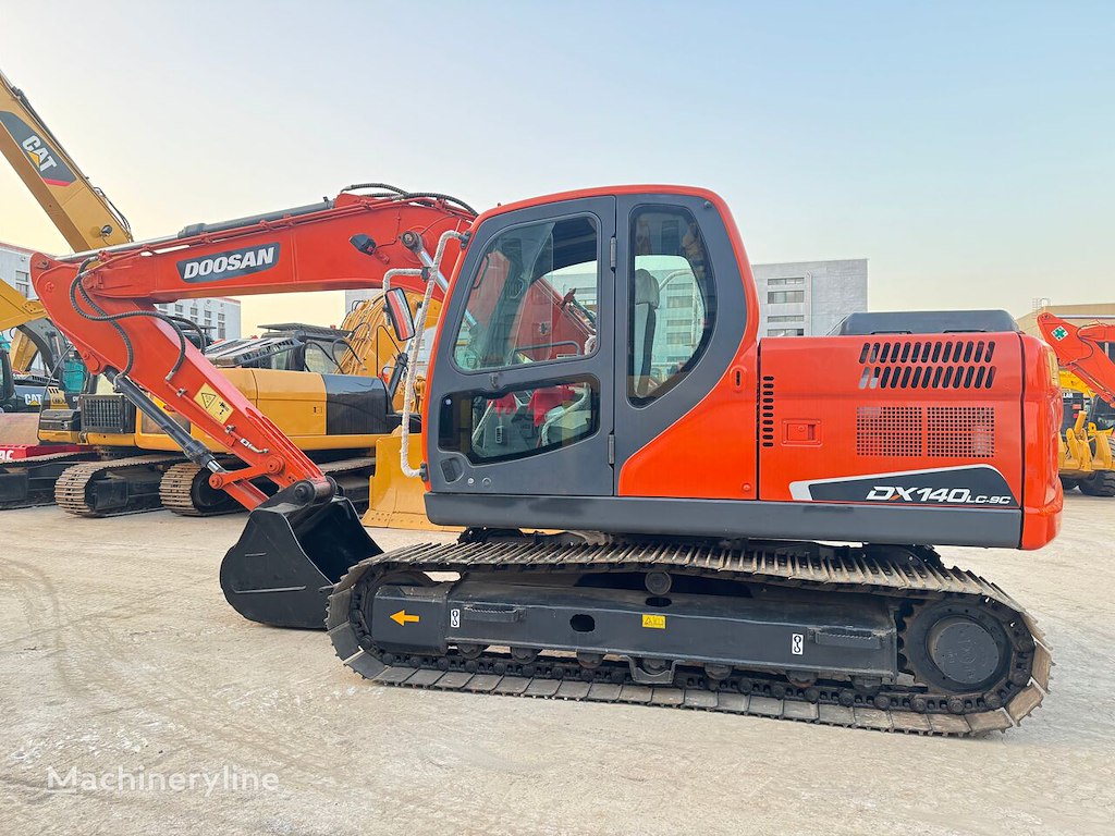 Doosan DX140 bager guseničar