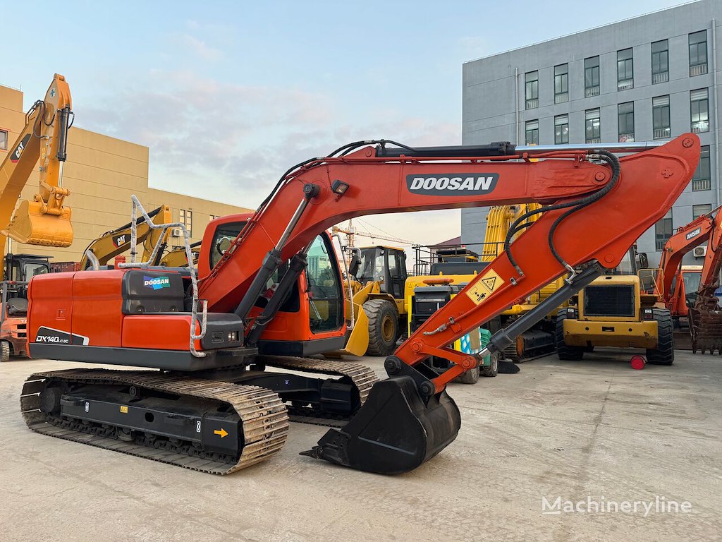 Doosan DX140 bager guseničar