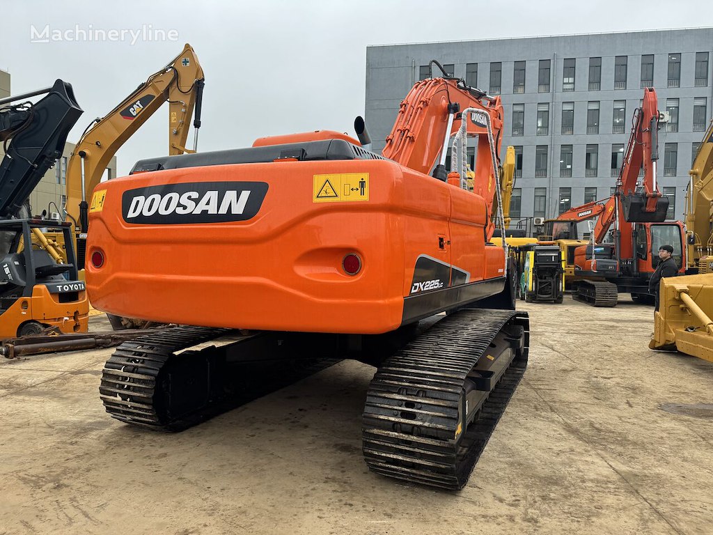Doosan DX225 bager guseničar
