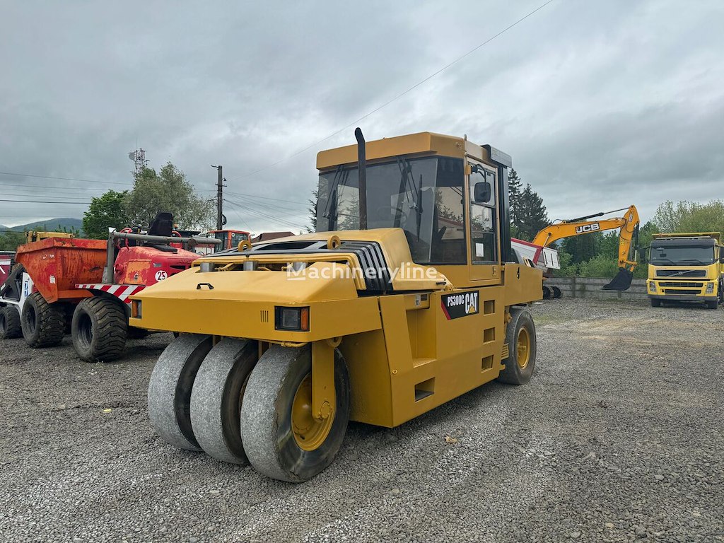 Caterpillar PS 300C pneumatski valjak